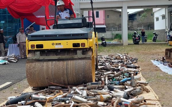 Ribuan Knalpot Bising Dimusnahkan di Cimahi, Digilas Stoom Walls