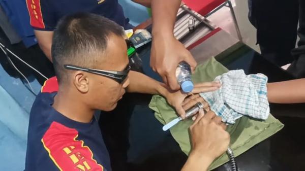 Aksi Petugas Damkar Lepas Cincin di Jari Siswa SMP Dramatis, Korban ... Aksi Petugas Damkar Lepas Cincin di Jari Siswa SMP Dramatis, Korban ...