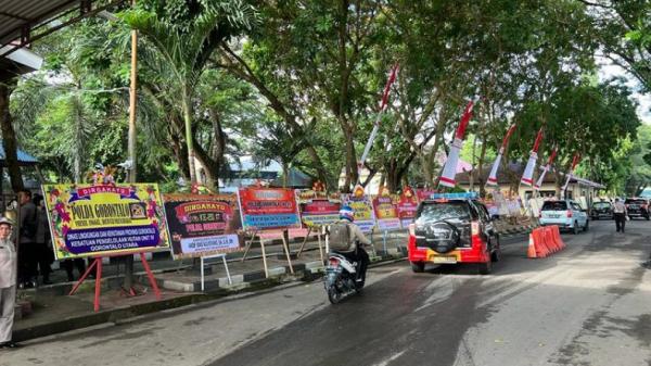 Halaman Mapolda Gorontalo Dipenuhi Karangan Bunga, Ada Apa?