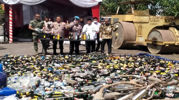 Berantas Pekat, Ribuan Botol Miras dan Knalpot Bising Digilas Stoom Walls di Mapolres Indramayu