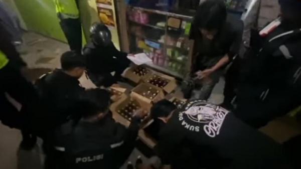 Polres Cimahi Razia Warung dan Toko Jamu, Sita Ratusan Botol Miras