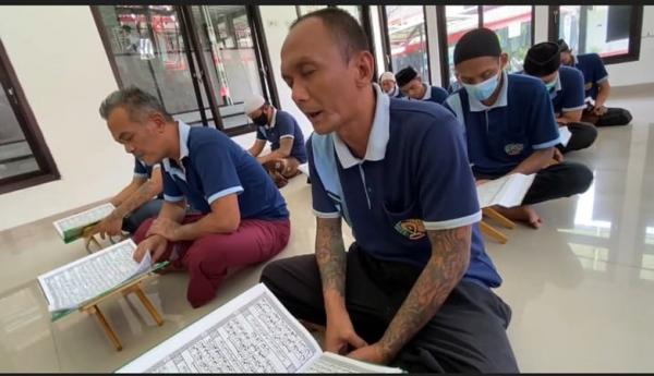 Potret Puluhan Warga Binaan Penuh Tato Belajar Baca Alquran di Rutan ...