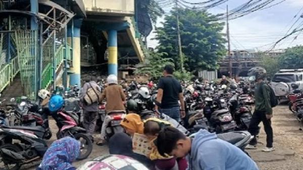 Jelang Lebaran, Parkir Motor Liar di Pasar Tanah Abang Capai Rp10.000 ...