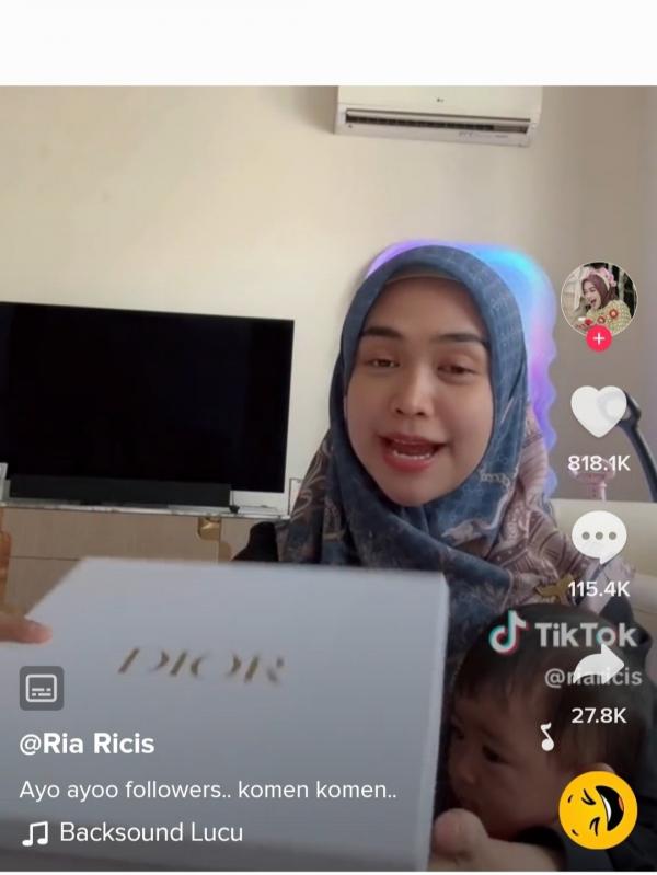 Ria Ricis Bagi-Bagi Hampers Lebaran, Isinya Bikin Heboh