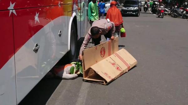 Kecelakaan Maut Hari Ini Di Tulungagung Pemotor Tewas Terlindas Bus