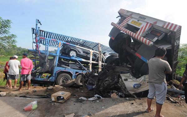 Penampakan 8 Kendaraan Ringsek Kecelakaan di Tol Semarang-Solo, 6 Orang Tewas
