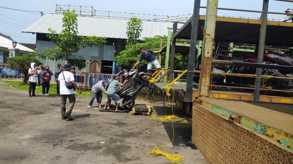 Diangkut Truk, Motor Pemudik Tiba di Terminal Tirtonadi Solo Diangkut Truk, Motor Pemudik Tiba di Terminal Tirtonadi Solo