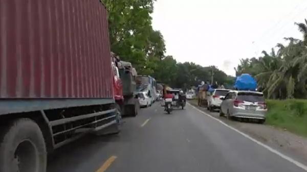 Jalinsum Macet Total gegara Bus Mogok, Kendaraan Melintas Antre hingga 7 Jam