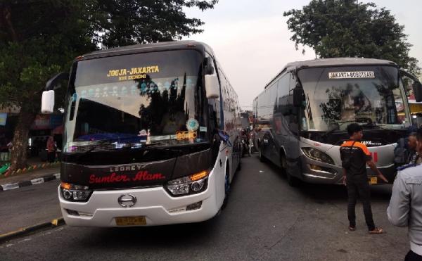 H-1 Cuti Bersama Idul Fitri, Penumpang Bus di Terminal Kalideres ...
