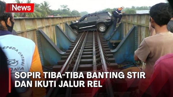 Mobil Pemudik Tersangkut di Jembatan Rel Kereta Api di Banyumas Mobil Pemudik Tersangkut di Jembatan Rel Kereta Api di Banyumas
