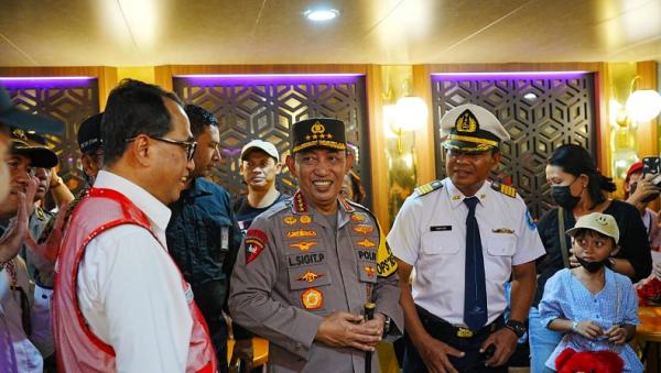 Tinjau Pelabuhan Tanjung Perak, Kapolri Pastikan Pemudik Dapat Layanan Terbaik