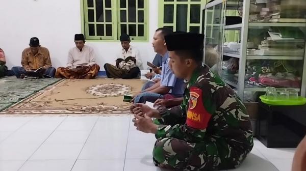 Warga Gelar Doa Bersama di Kediaman Pratu Miftahul Arifin Prajurit TNI ... Warga Gelar Doa Bersama di Kediaman Pratu Miftahul Arifin Prajurit TNI ...