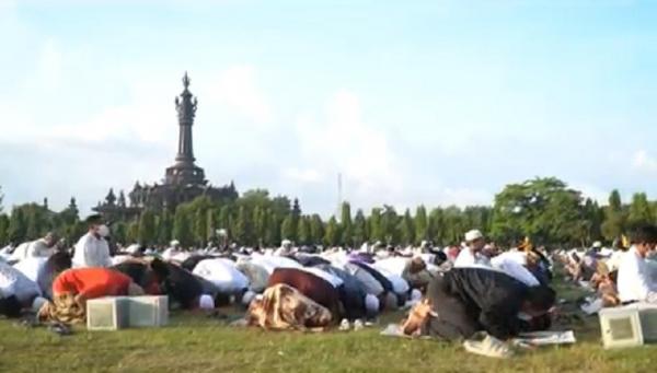 Ribuan Umat Muslim Bali Salat Idul Fitri di Lapangan Niti Mandala Renon