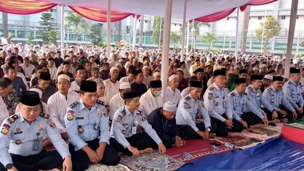 Momen Para Napi Lapas Cipinang Berbondong-bondong Salat Idul Fitri