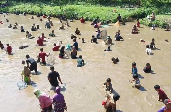 Tradisi Ngobyak Iwak, Ajang Silaturahmi Warga Ngeposari Gunungkidul ...