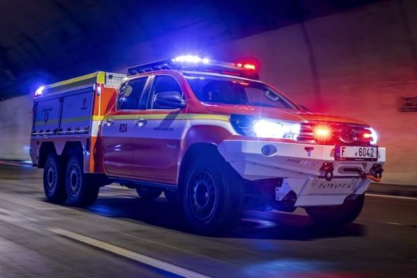 Toyota Hilux 6x6 Damkar Khusus Untuk Padamkan Kebakaran Mobil Listrik toyota-hilux-6x6-damkar-khusus-untuk-padamkan-kebakaran-mobil-listrik