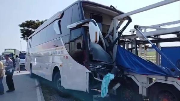 Kronologi Bus Sinar Jaya Tabrak Truk di Pantura Subang, Diduga Sopir Ngantuk