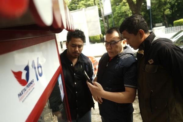 Dapat Gerobak Baru dari Partai Perindo, Pedagang: Alhamdulillah ... Dapat Gerobak Baru dari Partai Perindo, Pedagang: Alhamdulillah ...