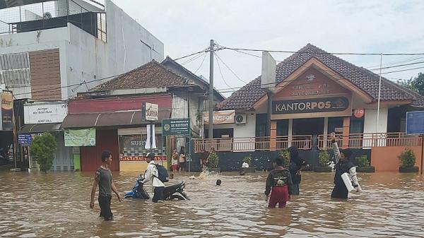 Citarum Meluap, Perkampungan dan Jalan Utama di Dayeuhkolot Bandung Disergap Banjir