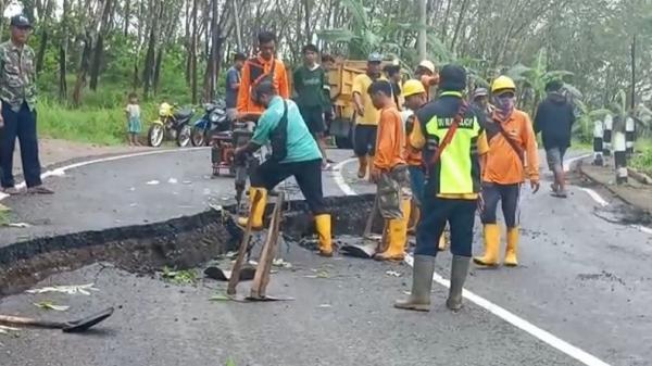 Diguyur Hujan Deras, Jalur Alternatif Menuju Jawa Barat di Cilacap Ambles Diguyur Hujan Deras, Jalur Alternatif Menuju Jawa Barat di Cilacap Ambles
