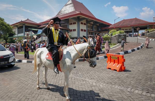 Unik, Seniman Hendro Pleret Naik Kuda Keliling GSP UGM usai Diwisuda