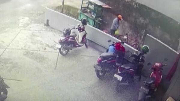 Pesepeda Curi Tabung Gas di Gerobak Pedagang Tekwan, Aksinya Terekam CCTV