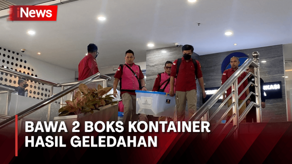 Selesai Geledah Kantor Kominfo, Petugas Penyidik Kejagung Bawa 2 Boks Kontainer