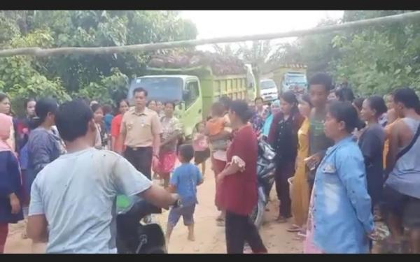 Emak-emak di Muba Portal Jalan Tuntut Kerja di Perusahaan Sawit