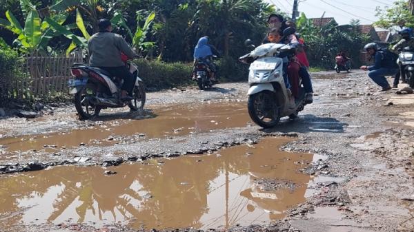 Jalan Kabupaten di Batujajar KBB Rusak Parah Seperti Kubangan Kerbau