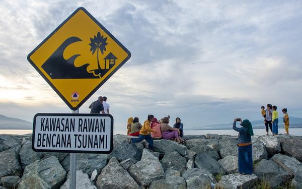 Pantai Teluk Palu Dipasang Tanda Bahaya Tsunami