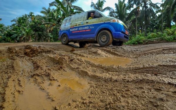 Jalan Menuju Kawasan Wisata di Jambi Rusak Parah