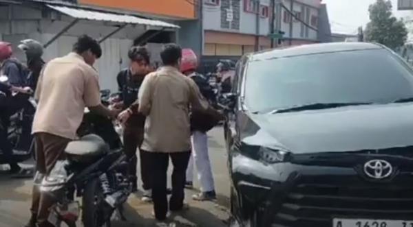 Kecelakaan Beruntun di Pandeglang, Truk Tabrak Motor dan Mobil, 2 Luka-Luka Kecelakaan Beruntun di Pandeglang, Truk Tabrak Motor dan Mobil, 2 Luka-Luka