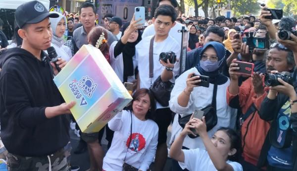 Gibran Bagikan Ratusan Sepatu Gratis ke Pengunjung CFD di Solo