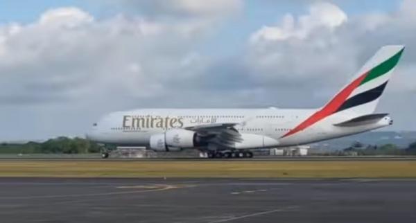 Pesawat Terbesar di Dunia A380 Mendarat di Bali, Sandiaga Uno Terharu!