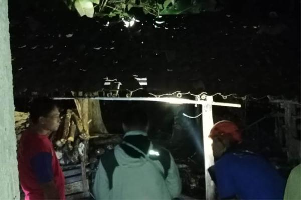 Bakar Sampah untuk Usir Nyamuk, Kandang Sapi Milik Warga Gunungkidul ... Bakar Sampah untuk Usir Nyamuk, Kandang Sapi Milik Warga Gunungkidul ...