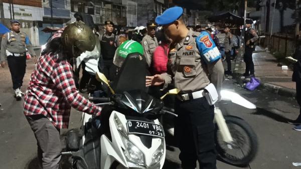 Polrestabes Bandung Gelar Razia Geng Motor, Temukan Senjata Tajam dan ...