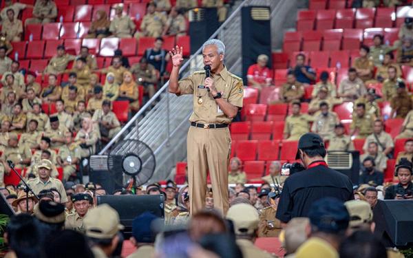 Ganjar Pranowo Kumpulkan Ribuan Kades se-Jawa Tengah Ganjar Pranowo Kumpulkan Ribuan Kades se-Jawa Tengah