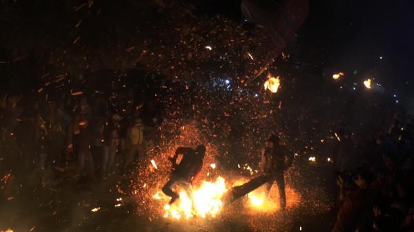 Tradisi Perang Obor di Jepara, Warga Saling Serang Gunakan Obor Tanpa ...