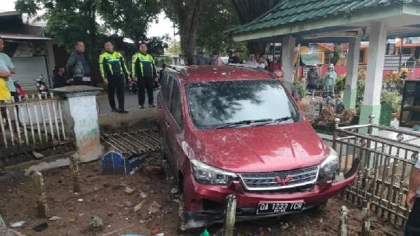 Kecelakaan Hari Ini di HST, Minibus Tabrak Gerbang Kuburan hingga Rusak Batu Nisan