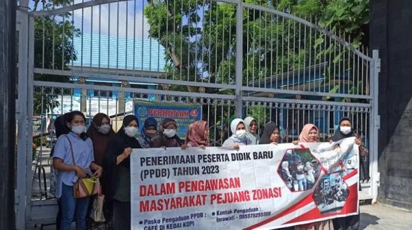 Curiga Manipulasi Sistem Zonasi PPDB, Emak-emak Geruduk Sekolah Favorit ... Curiga Manipulasi Sistem Zonasi PPDB, Emak-emak Geruduk Sekolah Favorit ...