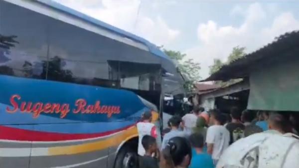 Kecelakaan di Sidoarjo, Bus Sarat Penumpang Tabrakan dengan Truk Boks Kecelakaan di Sidoarjo, Bus Sarat Penumpang Tabrakan dengan Truk Boks