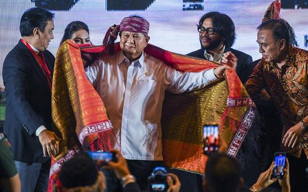 Prabowo Pakai Ulos di Hadapan Masyarakat Adat Batak Marga Simbolon