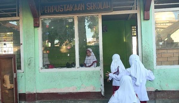 Ruangan Ambruk, Hari Pertama Sekolah Siswa SD di Lombok Timur Pindah ke ...