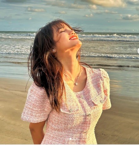 Intip 3 Potret Fuji di Pinggir Pantai, Mirip Adegan Romantis di Drama Korea