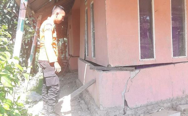 Pergeseran Tanah di Tanjungsari Bogor, 2 Rumah dan 1 Bangunan Madrasah ... Pergeseran Tanah di Tanjungsari Bogor, 2 Rumah dan 1 Bangunan Madrasah ...