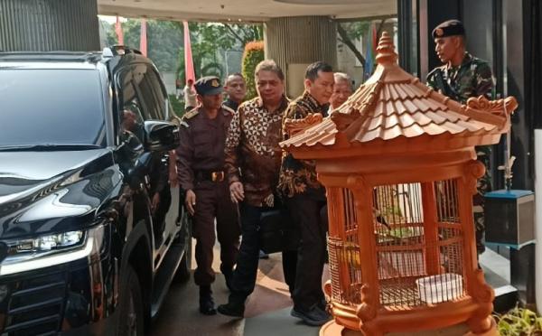 Airlangga Hartarto Penuhi Panggilan Kejagung sebagai Saksi Kasus Ekspor CPO Airlangga Hartarto Penuhi Panggilan Kejagung sebagai Saksi Kasus Ekspor CPO