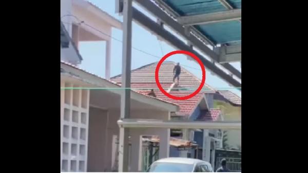 Viral Pencuri Motor Naik Atap saat Dikejar Polisi, Netizen: Gagal ...