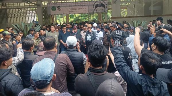 Ratusan Orang Jaga Kebun Binatang Bandung, Siap Lawan Penyegelan