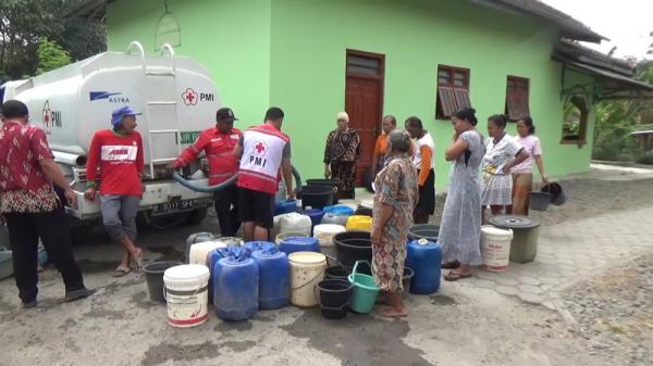 Kekeringan Landa Tegal, Ribuan warga di 3 Kecamatan Krisis Air Bersih Kekeringan Landa Tegal, Ribuan warga di 3 Kecamatan Krisis Air Bersih