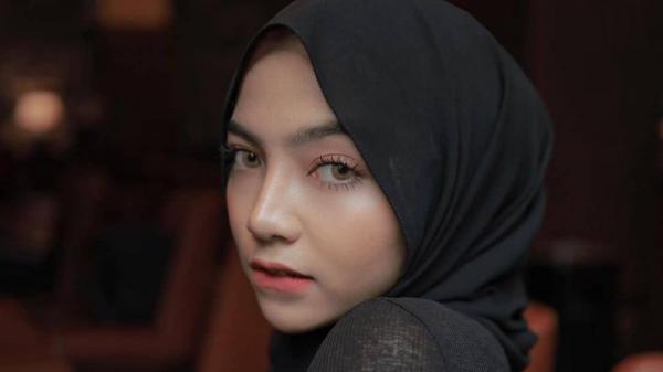 Profil Oklin Fia, Influencer Berhijab yang Makan Es Krim di Depan Alat Vital Pria
